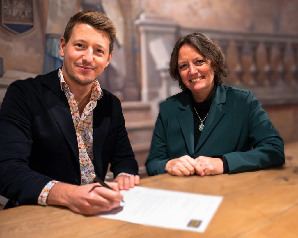 Dirigent Duncan Ward verlengt contract - Luister